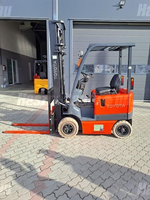 Eladó vagy bérelhető használt TOYOTA Targonca